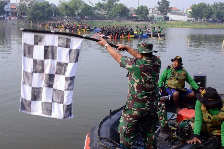 Marinir Gelar Lomba Dayung Perahu Karet – Beritalima.com