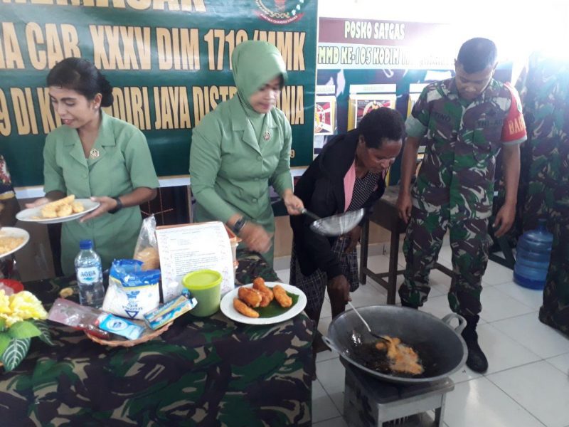 Persit KCK Cabang XXXV DIM 1710/Mimika Latih Memasak Mama-Mama Kampung Mandiri Jaya – Beritalima.com