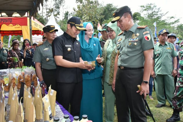 Pangdam V Brawijaya Belanja Di Stand Persit KCK Trenggalek – Beritalima.com