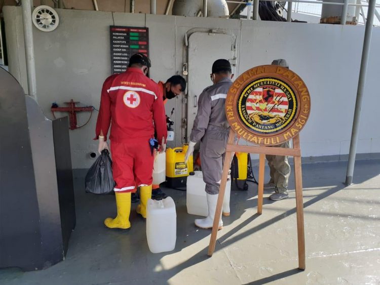 Cegah Dini Penyebaran Covid-19, KRI Multatuli-561 Disemprot Disinfektan ...