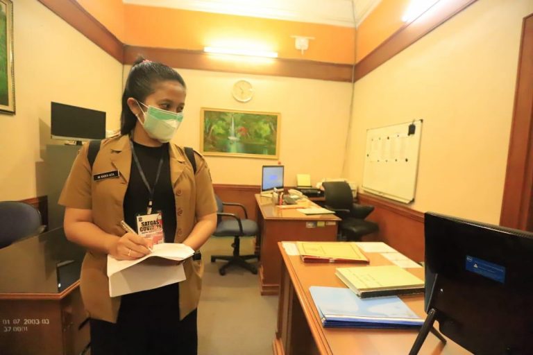 Satgas Covid-19 Surabaya Asesmen Kantor Pemprov Jatim Sesuai Permintaan ... Satgas Covid-19 Surabaya Asesmen Kantor Pemprov Jatim Sesuai Permintaan ...