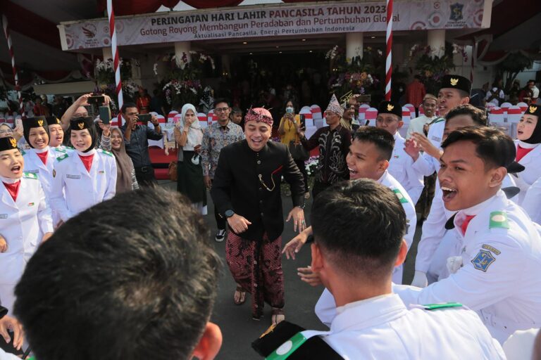 Wujudkan Generasi Emas 2045, Wali Kota Eri Cahyadi Ajak Warga Surabaya Bumikan Nilai-nilai ...