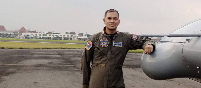 Mayor Laut (P) Dr. Hadi Priyono, Pilot Handal TNI AL, Wisudawan Terbaik ...